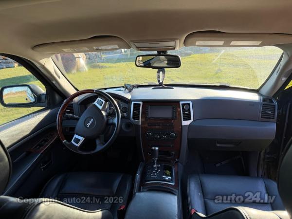 Black Jeep Grand Cherokee 2009 in Tallinn, with an engine capacity of 3.00 L and mileage of 304 thousand km for 4500 €, photo 5 on AUTOMOTO.COM.LV