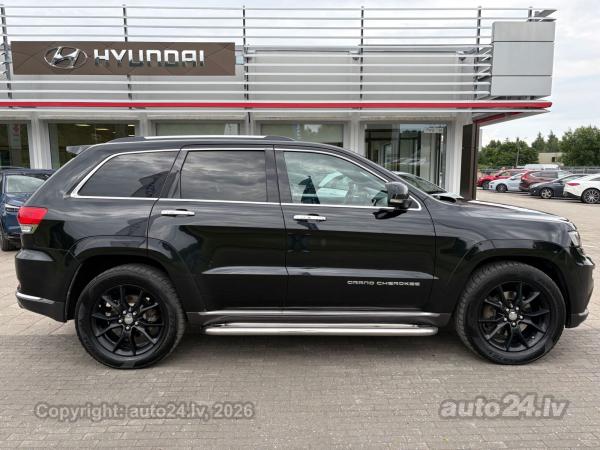 Black Jeep Grand Cherokee 2014 in Johvi, with an engine capacity of 3.00 L and mileage of 263 thousand km for 8700 €, photo 8 on AUTOMOTO.COM.LV