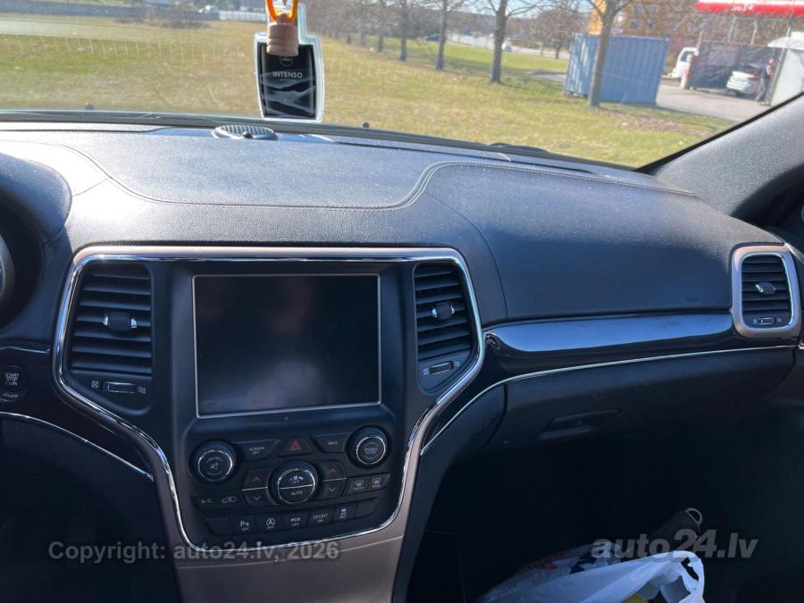 Black Jeep Grand Cherokee 2016 in Tartu, with an engine capacity of 3.00 L and mileage of 117 thousand km for 19900 €, photo 14 on AUTOMOTO.COM.LV