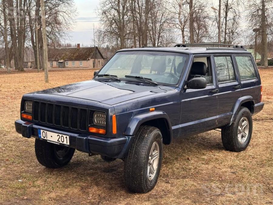 Zils Jeep Grand Cherokee 2001 Cēsis, ar dzinēja tilpumu 2.50 L un nobraukumu 235 tūkst. km par 4200 €, foto 1 vietnē AUTOMOTO.COM.LV