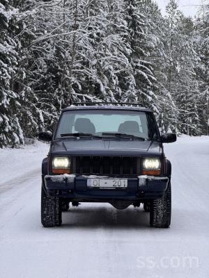 Zils Jeep Grand Cherokee 2001 Cēsis, ar dzinēja tilpumu 2.50 L un nobraukumu 235 tūkst. km par 4200 €, foto 4 vietnē AUTOMOTO.COM.LV