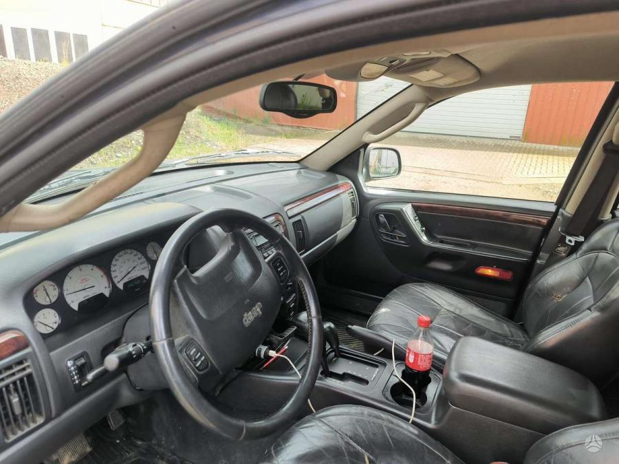 Blue Jeep Grand Cherokee 2003 in Telschi, with an engine capacity of 2.69 L and mileage of 320 thousand km for 2300 €, photo 9 on AUTOMOTO.COM.LV