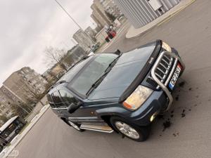 Zils Jeep Grand Cherokee 2004 Viļņa, ar dzinēja tilpumu 2.70 L un nobraukumu 361 tūkst. km par 2999 €, foto  vietnē AUTOMOTO.COM.LV