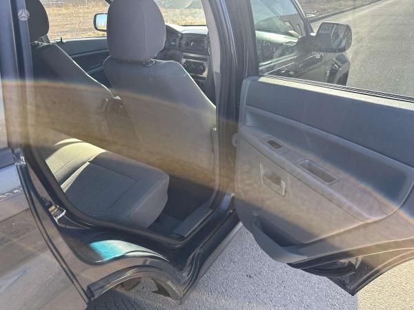 Zils Jeep Grand Cherokee 2006 Viļņa, ar dzinēja tilpumu 2.98 L un nobraukumu 377 tūkst. km par 2800 €, foto 8 vietnē AUTOMOTO.COM.LV