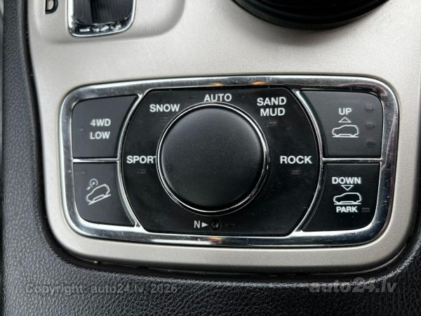 Blue Jeep Grand Cherokee 2012 in Tallinn, with an engine capacity of 3.00 L and mileage of 286 thousand km for 9300 €, photo 10 on AUTOMOTO.COM.LV