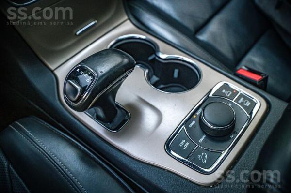 Blue Jeep Grand Cherokee 2015 in Riga, with an engine capacity of 3.00 L and mileage of 288 thousand km for 9990 €, photo 9 on AUTOMOTO.COM.LV