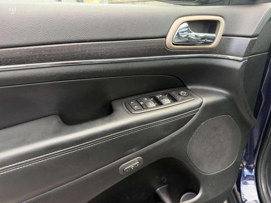 Zils Jeep Grand Cherokee 2015 Šauļi, ar dzinēja tilpumu 3.60 L un nobraukumu 180 tūkst. km par 9900 €, foto 20 vietnē AUTOMOTO.COM.LV
