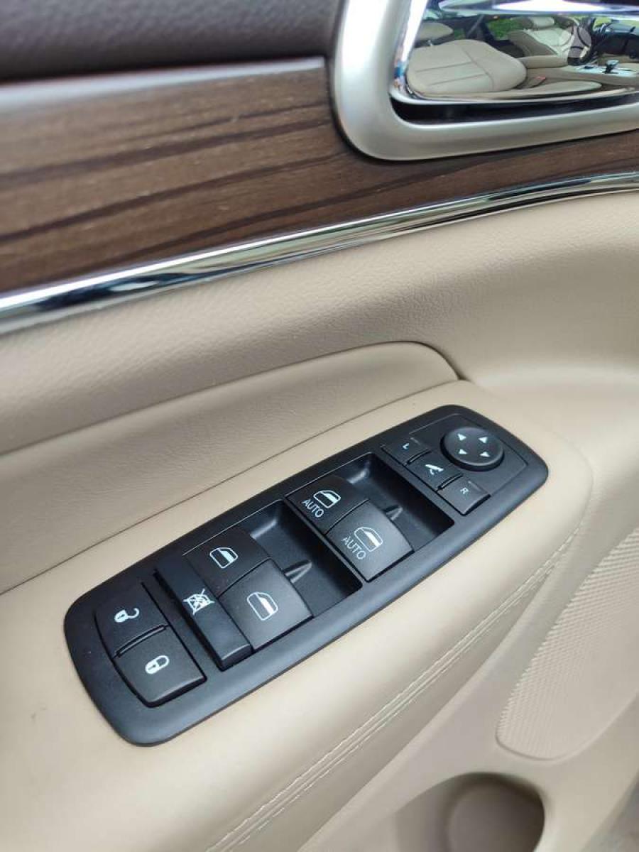 Blue Jeep Grand Cherokee 2015 in Taurage, with an engine capacity of 2.99 L and mileage of 197 thousand km for 10900 €, photo 23 on AUTOMOTO.COM.LV