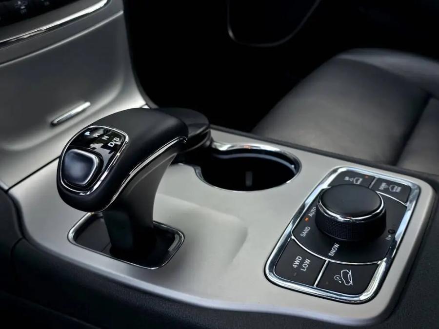 Brūns Jeep Grand Cherokee 2013 Rīga, ar dzinēja tilpumu 3.00 L un nobraukumu 245 tūkst. km par 9900 €, foto 18 vietnē AUTOMOTO.COM.LV
