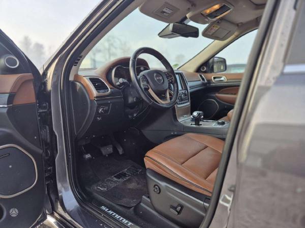 Brown Jeep Grand Cherokee 2015 in Kelme, with an engine capacity of 2.99 L and mileage of 261 thousand km for 12800 €, photo 8 on AUTOMOTO.COM.LV