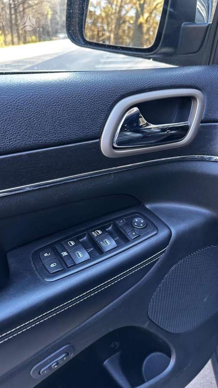 Brown Jeep Grand Cherokee 2015 in Klaipeda, with an engine capacity of 3.60 L and mileage of 189 thousand km for 13800 €, photo 16 on AUTOMOTO.COM.LV