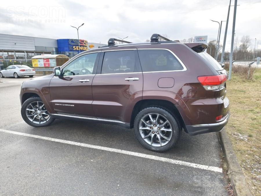 Brown Jeep Grand Cherokee 2016 in Riga, with an engine capacity of 3.00 L and mileage of 155 thousand km for 21500 €, photo 5 on AUTOMOTO.COM.LV