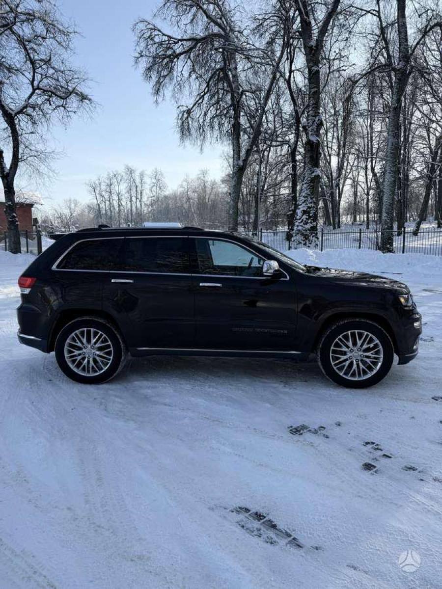 Brown Jeep Grand Cherokee 2017 in Vilnius, with an engine capacity of 5.65 L and mileage of 205 thousand km for 19900 €, photo 5 on AUTOMOTO.COM.LV