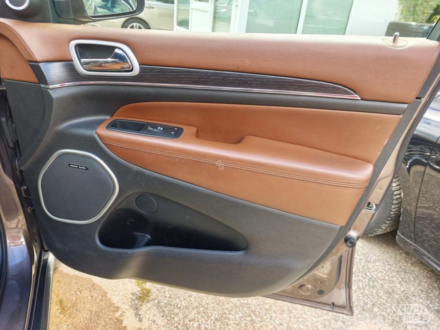 Brown Jeep Grand Cherokee 2017 in Utena, with an engine capacity of 3.00 L and mileage of 304 thousand km for 8990 €, photo 10 on AUTOMOTO.COM.LV