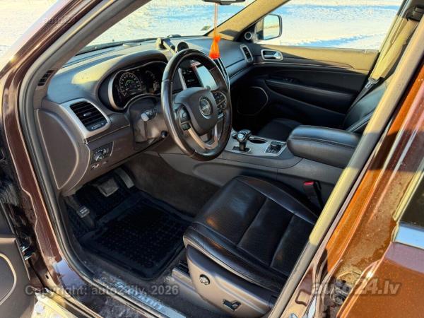 Brūns Jeep Grand Cherokee 2016 Tallina, ar dzinēja tilpumu 3.00 L un nobraukumu 177 tūkst. km par 20900 €, foto 6 vietnē AUTOMOTO.COM.LV