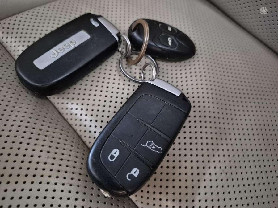 Jeep Grand Cherokee 2014 in Vilnius, with an engine capacity of 3.00 L and mileage of 197 thousand km for 5700 €, photo 12 on AUTOMOTO.COM.LV