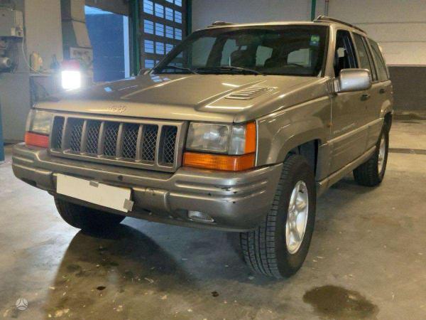 Pelēks Jeep Grand Cherokee 1998 Viļņa, ar dzinēja tilpumu 5.90 L un nobraukumu 263 tūkst. km par 5200 €, foto 1 vietnē AUTOMOTO.COM.LV