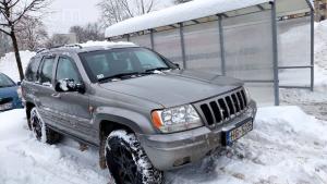 Pelēks Jeep Grand Cherokee 2000 Rīga, ar dzinēja tilpumu 3.10 L un nobraukumu 291 tūkst. km par 2300 €, foto  vietnē AUTOMOTO.COM.LV