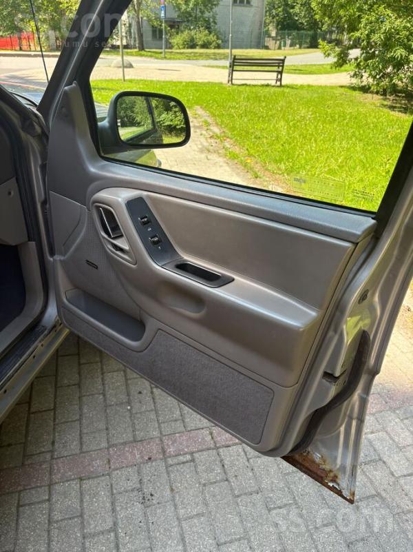 Pelēks Jeep Grand Cherokee 2000 Rīga, ar dzinēja tilpumu 4.70 L un nobraukumu 197 tūkst. km par 4300 €, foto 10 vietnē AUTOMOTO.COM.LV