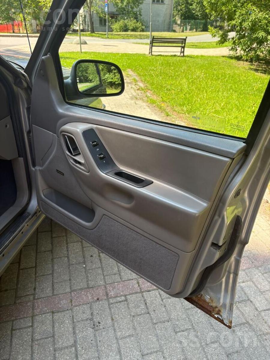 Pelēks Jeep Grand Cherokee 2000 Rīga, ar dzinēja tilpumu 4.70 L un nobraukumu 197 tūkst. km par 4300 €, foto 11 vietnē AUTOMOTO.COM.LV
