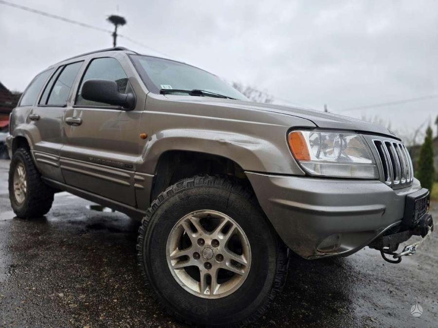 Grey Jeep Grand Cherokee 2002 in Rokiskis, with an engine capacity of 2.69 L and mileage of 240 thousand km for 2299 €, photo 4 on AUTOMOTO.COM.LV