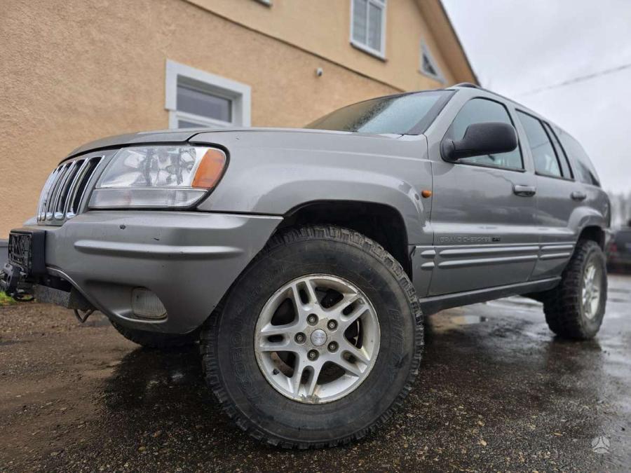 Grey Jeep Grand Cherokee 2002 in Rokiskis, with an engine capacity of 2.69 L and mileage of 240 thousand km for 2299 €, photo 5 on AUTOMOTO.COM.LV