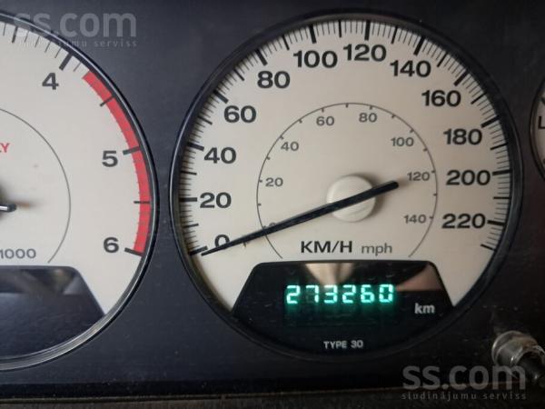Pelēks Jeep Grand Cherokee 2002 Valka, ar dzinēja tilpumu 2.70 L un nobraukumu 270 tūkst. km par 3500 €, foto 3 vietnē AUTOMOTO.COM.LV