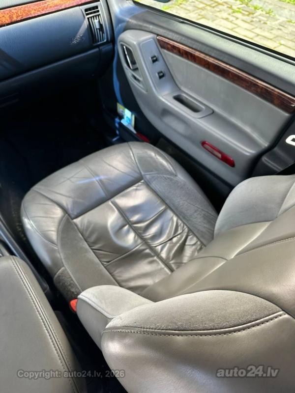 Pelēks Jeep Grand Cherokee 2002 Narva, ar dzinēja tilpumu 4.70 L un nobraukumu 215 tūkst. km par 5500 €, foto 8 vietnē AUTOMOTO.COM.LV