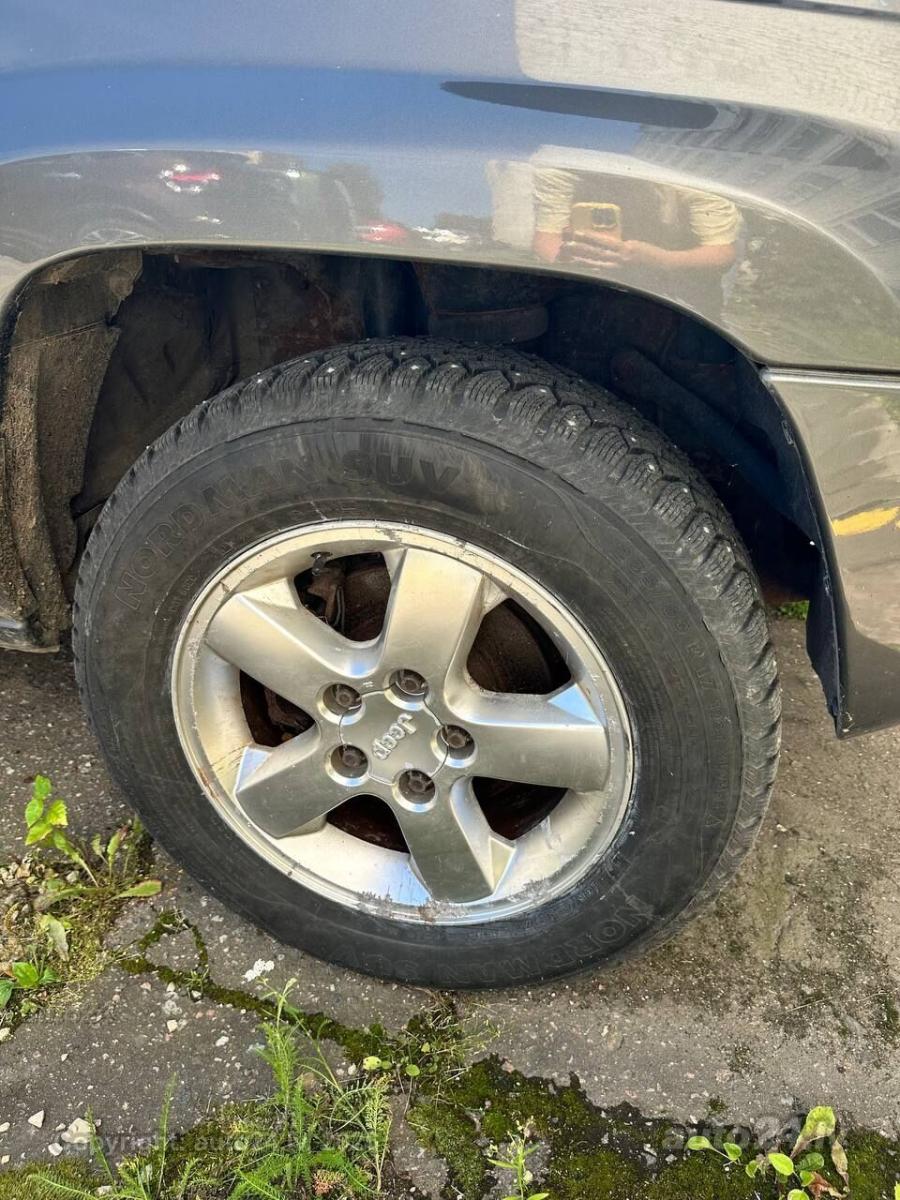 Pelēks Jeep Grand Cherokee 2002 Narva, ar dzinēja tilpumu 4.70 L un nobraukumu 215 tūkst. km par 5500 €, foto 18 vietnē AUTOMOTO.COM.LV