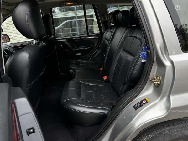 Grey Jeep Grand Cherokee 2002 in Ukmerge, with an engine capacity of 2.69 L and mileage of 230 thousand km for 2350 €, photo 7 on AUTOMOTO.COM.LV