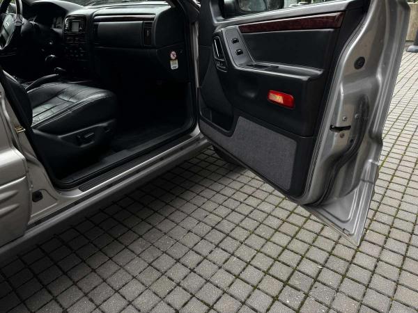 Grey Jeep Grand Cherokee 2002 in Ukmerge, with an engine capacity of 2.69 L and mileage of 230 thousand km for 2350 €, photo 9 on AUTOMOTO.COM.LV