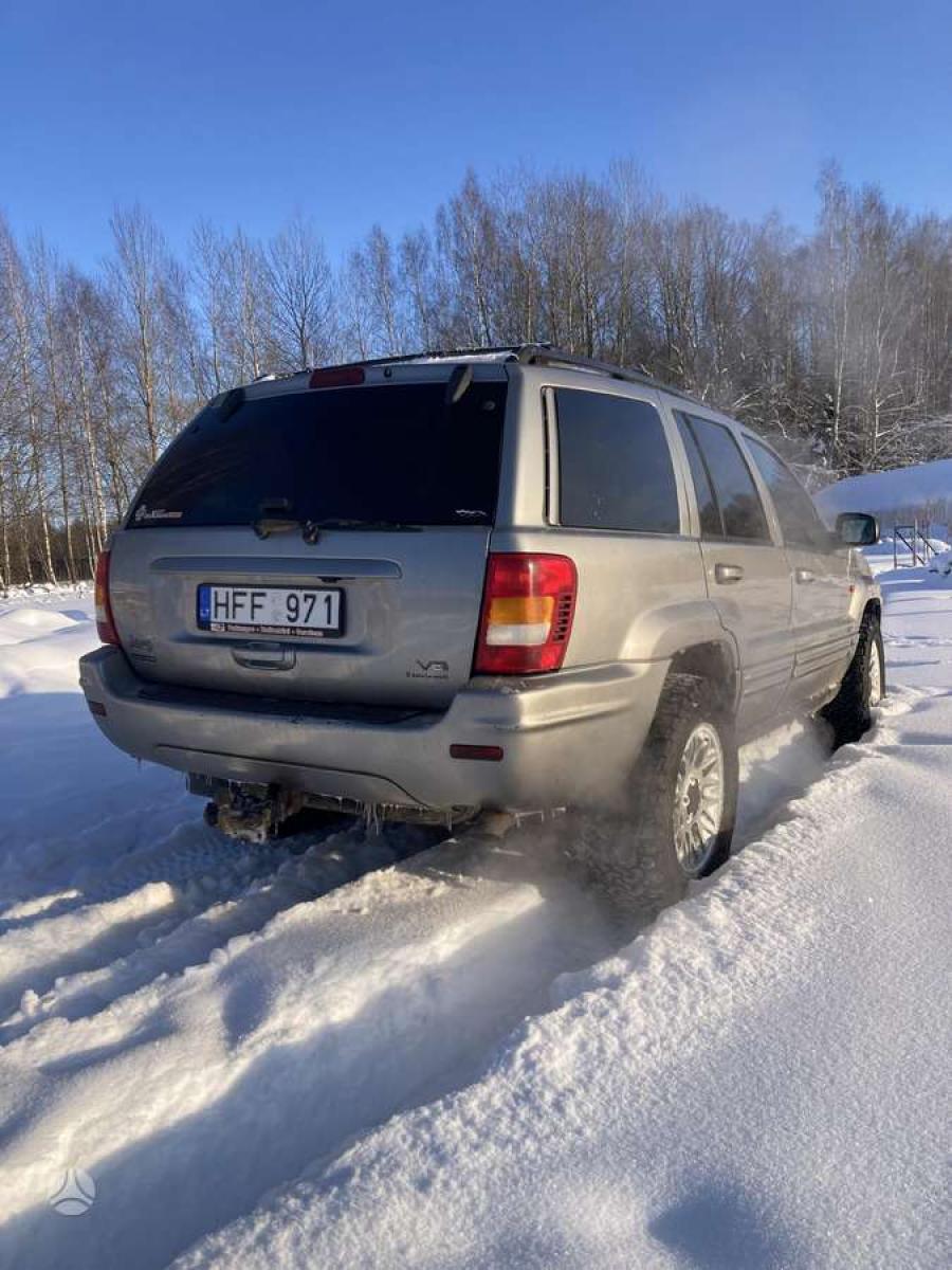 Pelēks Jeep Grand Cherokee 2003 Ignalina, ar dzinēja tilpumu 4.70 L un nobraukumu 300 tūkst. km par 6000 €, foto 2 vietnē AUTOMOTO.COM.LV