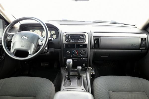 Pelēks Jeep Grand Cherokee 2003 Tallina, ar dzinēja tilpumu 2.70 L un nobraukumu 374 tūkst. km par 2299 €, foto 5 vietnē AUTOMOTO.COM.LV