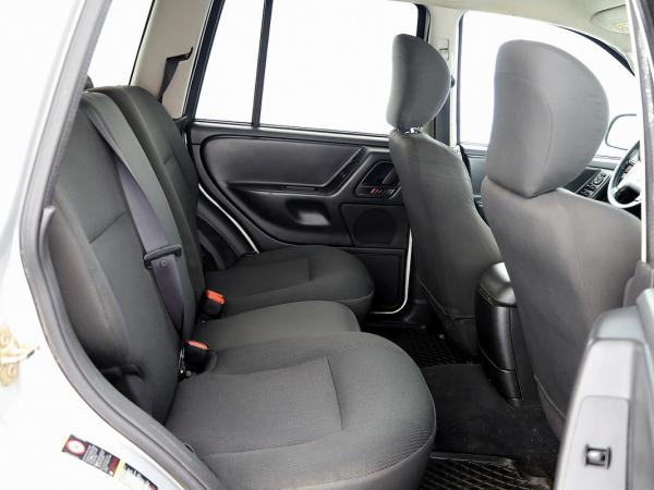 Pelēks Jeep Grand Cherokee 2003 Tallina, ar dzinēja tilpumu 2.70 L un nobraukumu 374 tūkst. km par 2299 €, foto 7 vietnē AUTOMOTO.COM.LV