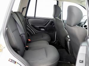 Pelēks Jeep Grand Cherokee 2003 Tallina, ar dzinēja tilpumu 2.70 L un nobraukumu 374 tūkst. km par 2299 €, foto 8 vietnē AUTOMOTO.COM.LV