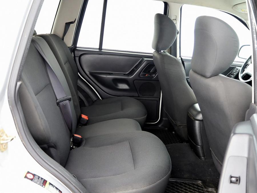 Pelēks Jeep Grand Cherokee 2003 Tallina, ar dzinēja tilpumu 2.70 L un nobraukumu 374 tūkst. km par 2299 €, foto 8 vietnē AUTOMOTO.COM.LV