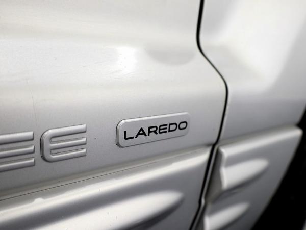 Pelēks Jeep Grand Cherokee 2003 Tallina, ar dzinēja tilpumu 2.70 L un nobraukumu 374 tūkst. km par 2299 €, foto 8 vietnē AUTOMOTO.COM.LV