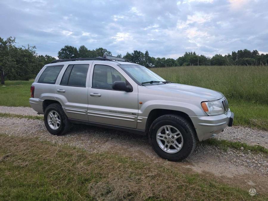 Grey Jeep Grand Cherokee 2003 in Moletai, with an engine capacity of 2.69 L and mileage of 479 thousand km for 2600 €, photo 3 on AUTOMOTO.COM.LV