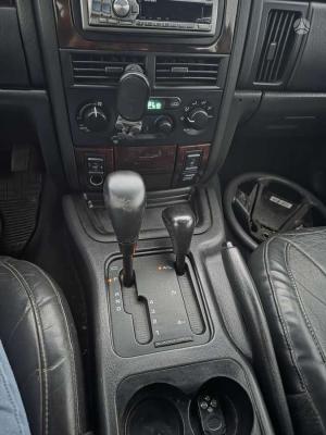 Grey Jeep Grand Cherokee 2003 in Moletai, with an engine capacity of 2.69 L and mileage of 479 thousand km for 2600 €, photo 7 on AUTOMOTO.COM.LV