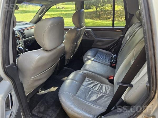 Grey Jeep Grand Cherokee 2003 in Valka, with an engine capacity of 2.70 L and mileage of 305 thousand km for 2300 €, photo 7 on AUTOMOTO.COM.LV