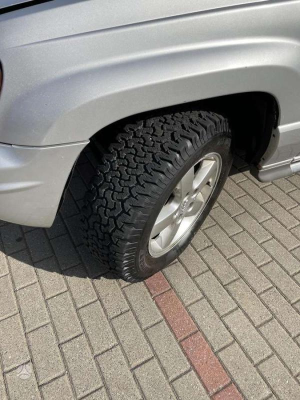 Pelēks Jeep Grand Cherokee 2004 Viļņa, ar dzinēja tilpumu 2.69 L un nobraukumu 193 tūkst. km par 7800 €, foto 4 vietnē AUTOMOTO.COM.LV