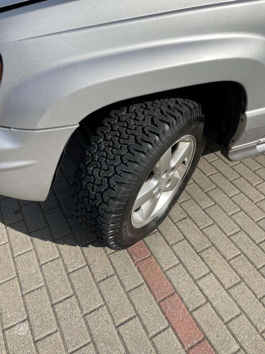 Pelēks Jeep Grand Cherokee 2004 Viļņa, ar dzinēja tilpumu 2.69 L un nobraukumu 193 tūkst. km par 7800 €, foto 4 vietnē AUTOMOTO.COM.LV