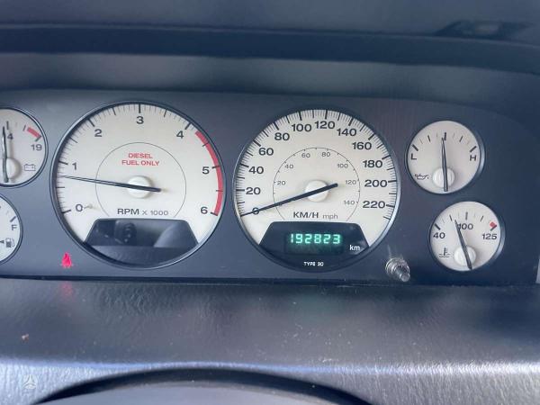 Pelēks Jeep Grand Cherokee 2004 Viļņa, ar dzinēja tilpumu 2.69 L un nobraukumu 193 tūkst. km par 7800 €, foto 5 vietnē AUTOMOTO.COM.LV