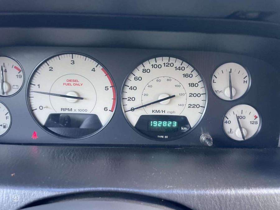 Pelēks Jeep Grand Cherokee 2004 Viļņa, ar dzinēja tilpumu 2.69 L un nobraukumu 193 tūkst. km par 7800 €, foto 5 vietnē AUTOMOTO.COM.LV
