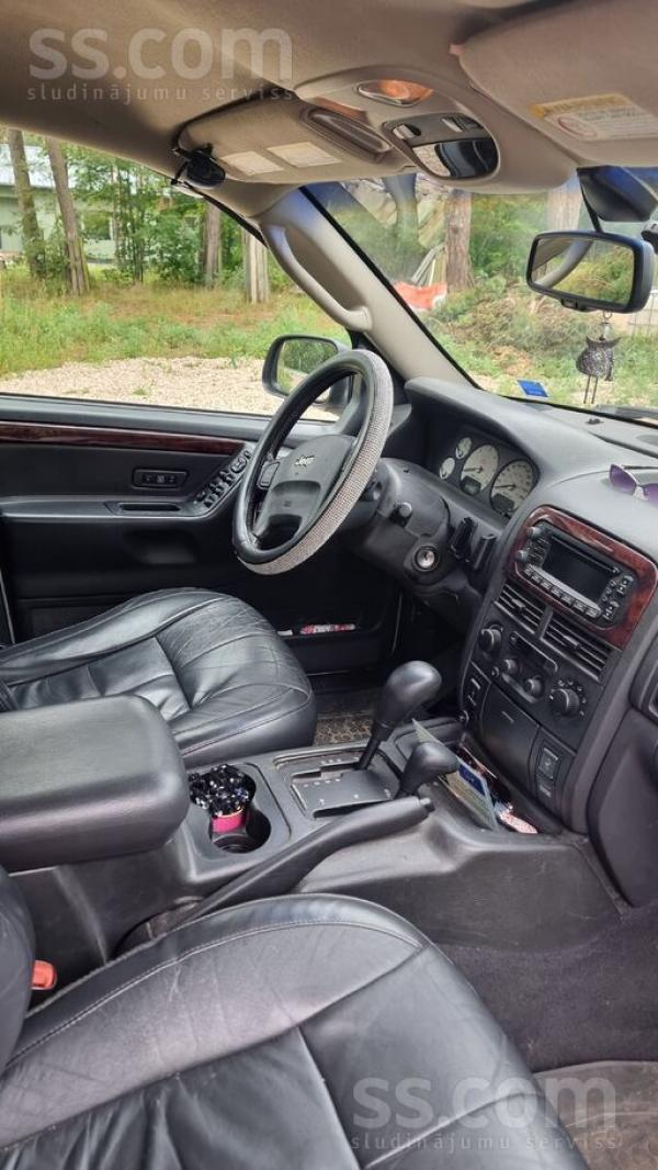 Grey Jeep Grand Cherokee 2004 in Jurmala, with an engine capacity of 2.70 L and mileage of 311 thousand km for 3000 €, photo 6 on AUTOMOTO.COM.LV