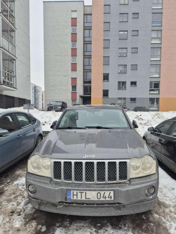 Pelēks Jeep Grand Cherokee 2005 Viļņa, ar dzinēja tilpumu 2.99 L un nobraukumu 309 tūkst. km par 4500 €, foto 1 vietnē AUTOMOTO.COM.LV