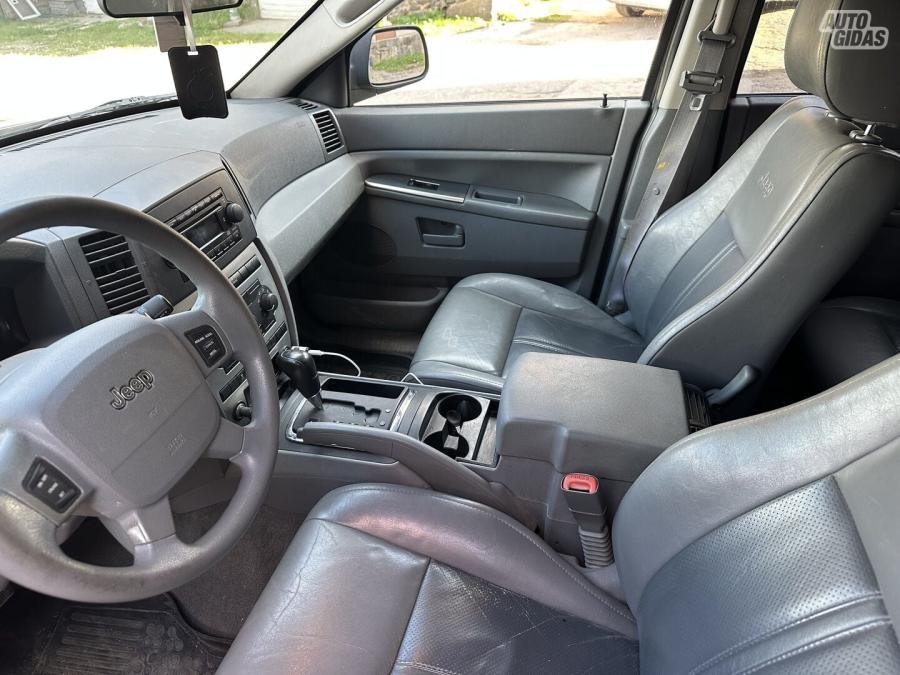 Grey Jeep Grand Cherokee 2005 in Siauliai, with an engine capacity of 3.70 L and mileage of 259 thousand km for 2700 €, photo 7 on AUTOMOTO.COM.LV