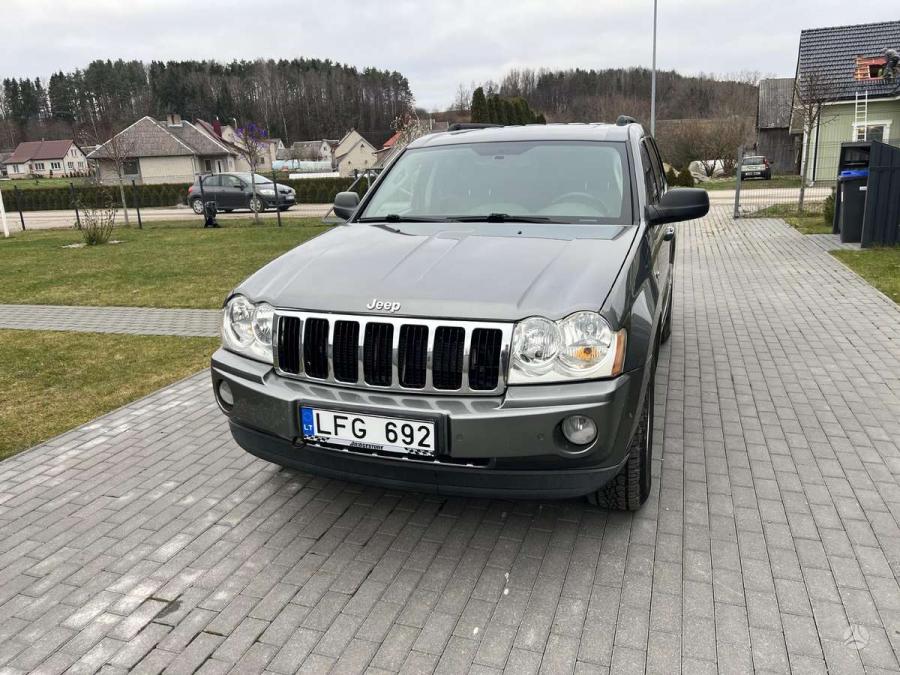 Grey Jeep Grand Cherokee 2006 in Kretinga, with an engine capacity of 2.99 L and mileage of 275 thousand km for 4850 €, photo 1 on AUTOMOTO.COM.LV