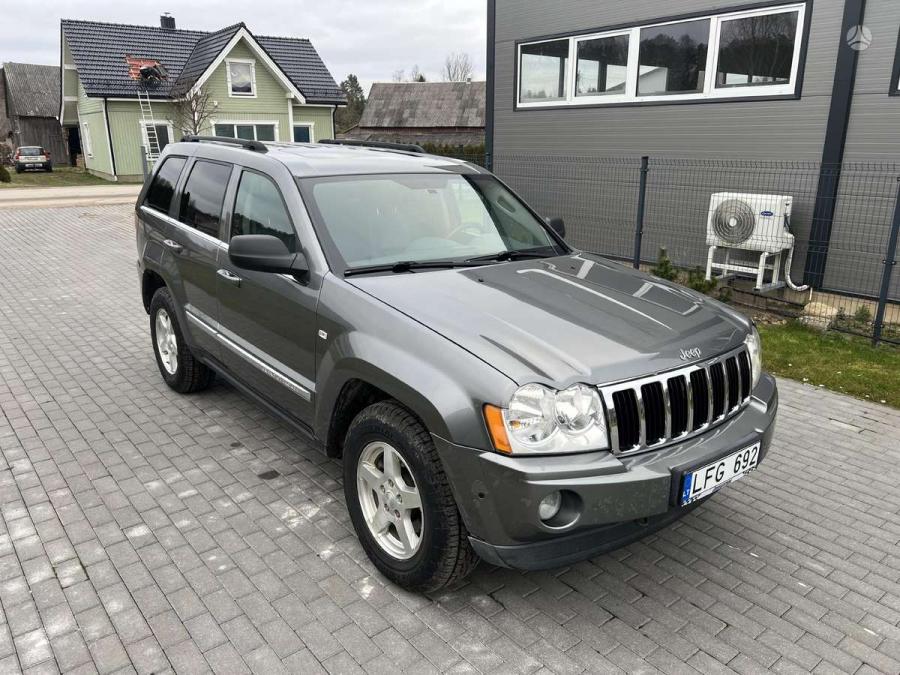 Grey Jeep Grand Cherokee 2006 in Kretinga, with an engine capacity of 2.99 L and mileage of 275 thousand km for 4850 €, photo 3 on AUTOMOTO.COM.LV