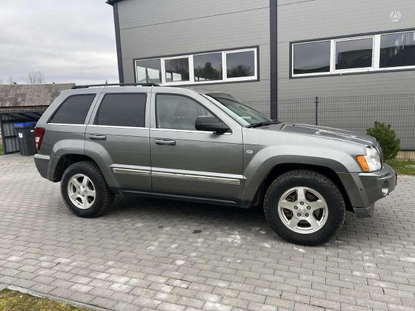 Grey Jeep Grand Cherokee 2006 in Kretinga, with an engine capacity of 2.99 L and mileage of 275 thousand km for 4850 €, photo 4 on AUTOMOTO.COM.LV